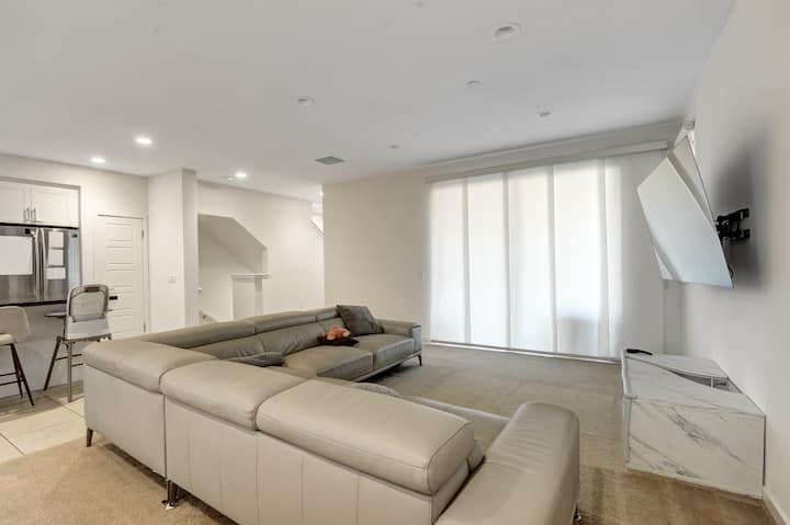 Modern Toddler Friendly Home Near Great Park - Irvine, CA