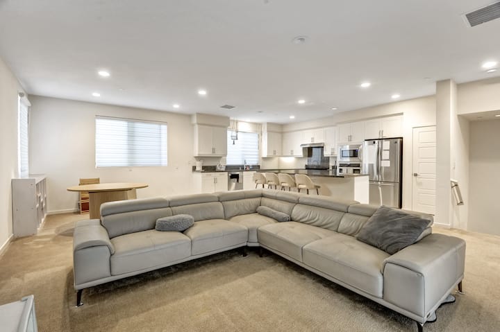 Modern Toddler Friendly Home Near Great Park - Irvine, CA