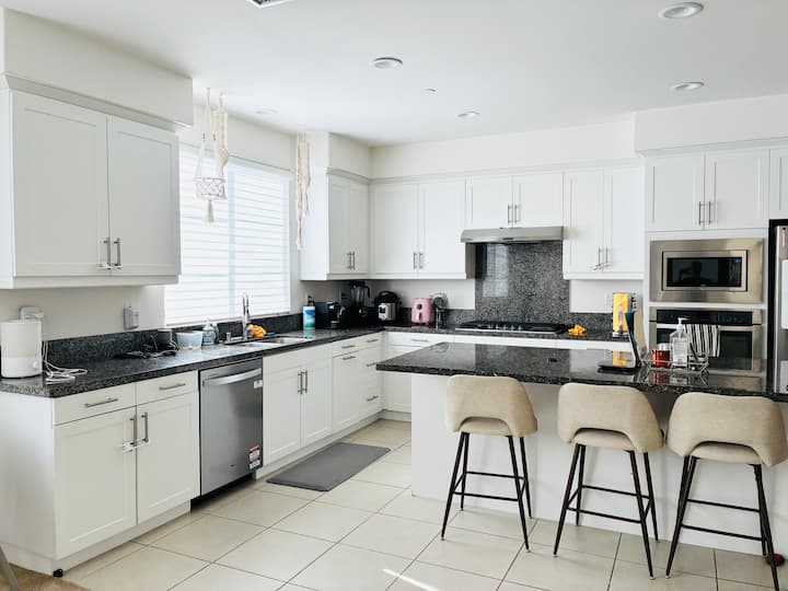 Family Friendly Fully Furnished Near Great Park - Irvine, CA