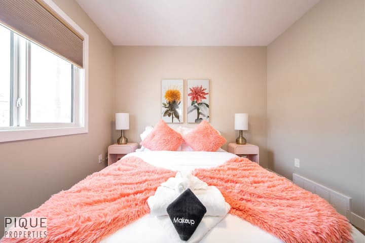 Dual-suite Getaway | Sleeps 12 | Whyte Ave | Nflx - Edmonton, Canada