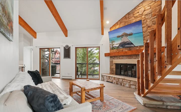 Walk To Free Ski Bus | Spacious Dog-friendly Stay - Silverthorne, CO