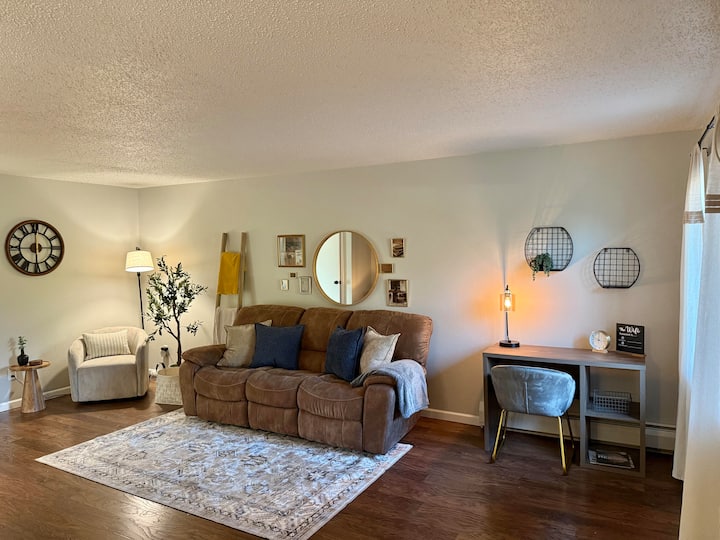 Cozy 2-bed Condo Near Hospitals, & Downtown - Bismarck, ND