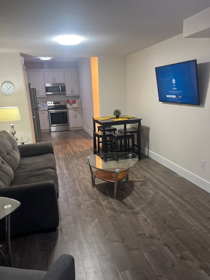 The Belvedere - Cozy And Modern Homestyle Suite - Saskatoon