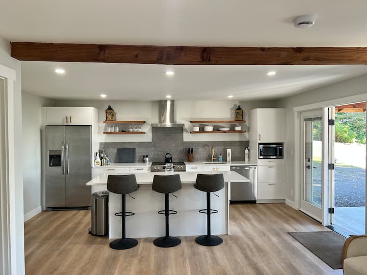 Modern Guesthouse W/ Peek-a-boo Water Views - Horseshoe Lake, Port Orchard