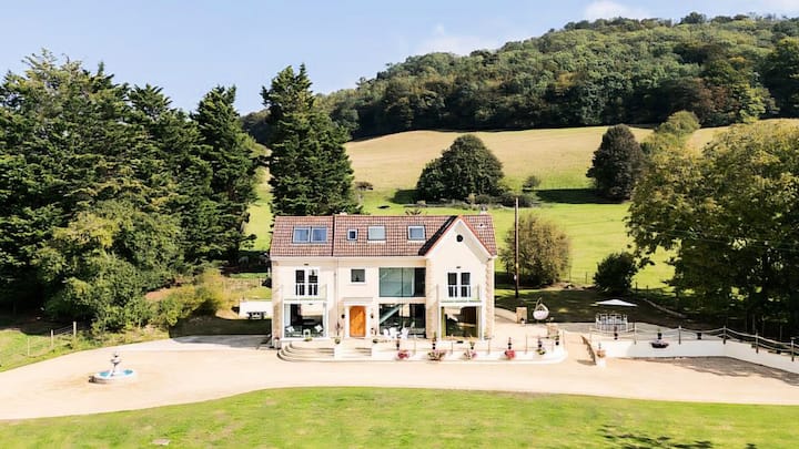 The Manor Hot Tub Escape - Wiltshire