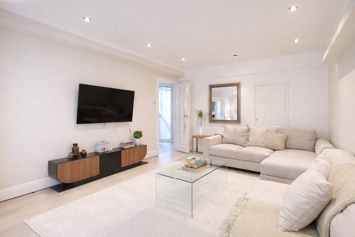 Hyde Park Lux Apt, Sleeps 8, Family, 2 Min Tube - London, UK