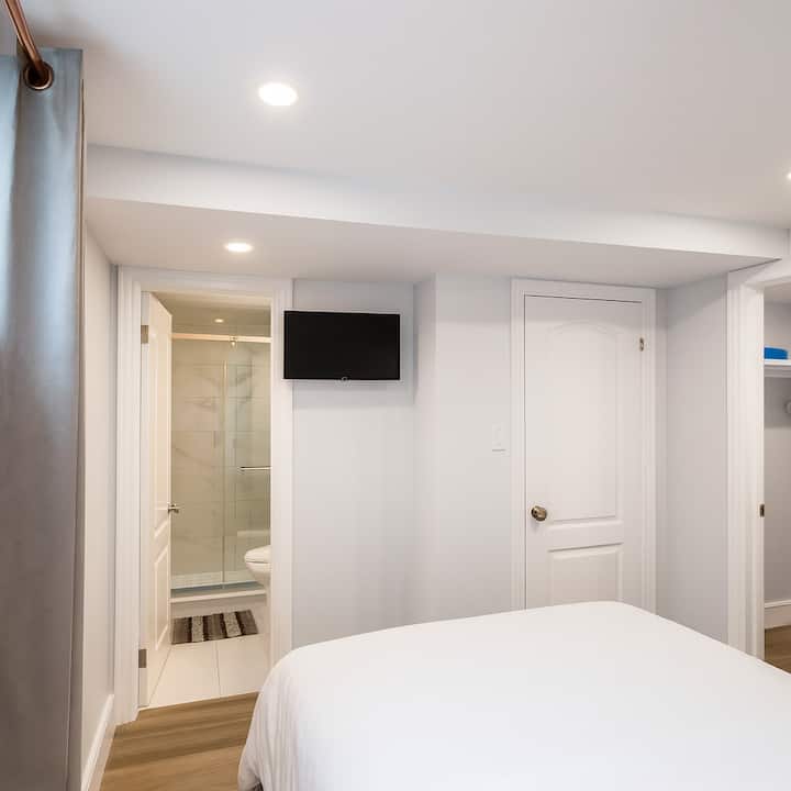 Entire 2br 2ba Suite W Kitchen, Parking & Laundry - Toronto