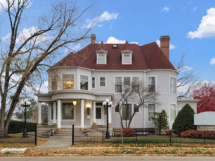 The Palace - Rockford, IL