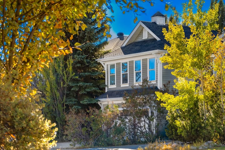 Stylish Modern Getaway | Peaceful, Bright & Bold - Calgary