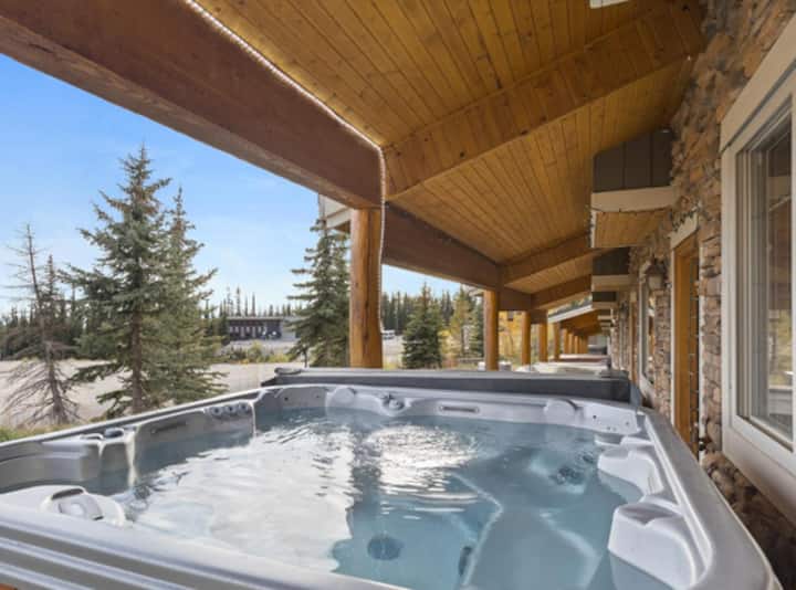 Big White Happy Valley Hideaway | Ski-in Hot Tub - Big White Ski Resort, BC