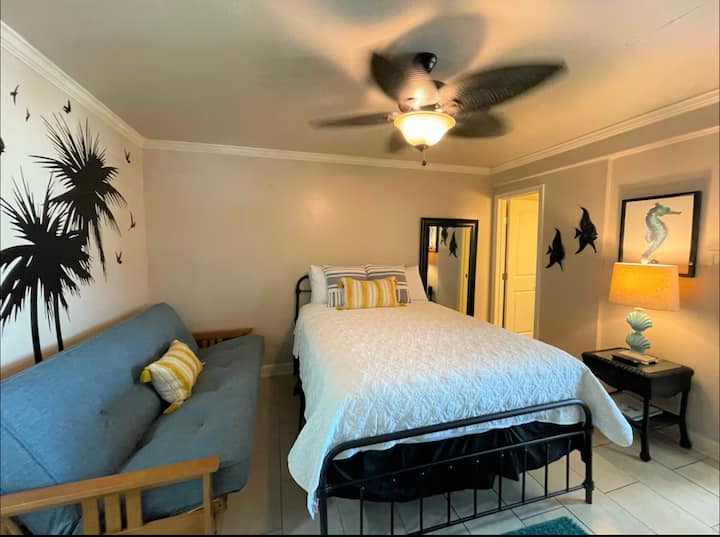 Beachview Condo Across Road From Hangout & Beach! - Gulf Shores, AL