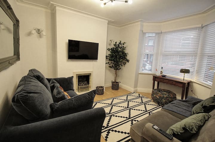 Sleeps 5, Comfortable Home, Ideal Location - Mold