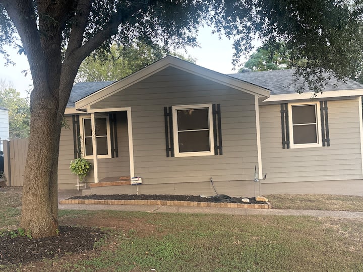 Cozy Modern Retreat 5 Min To Downtown 2br 1 Bath - Saginaw, TX