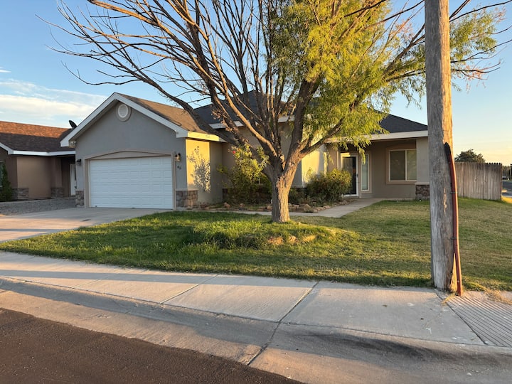 Relax & Recharge | 4br With Fenced Yard - Hobbs, NM