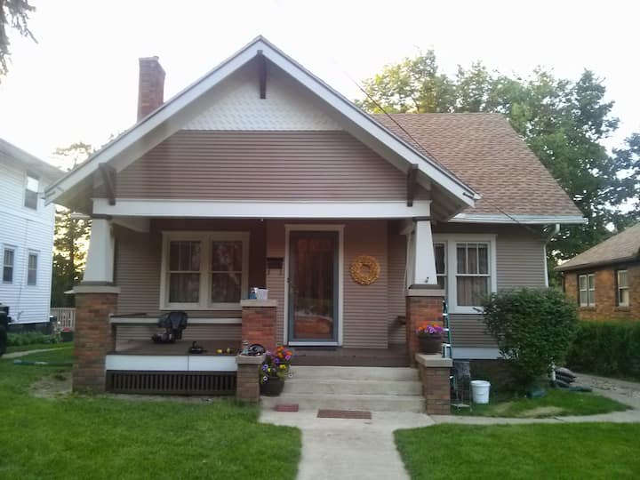 Centrally Located 4 Bedroom 2 Queen 1 Bath - Sioux City, IA
