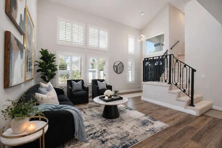 194 Valencia Modern Dream Home-pool-spa-safe Area! - Santa Clarita, CA