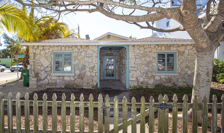 The Hideaway - Less Than A Block From Beach! - Anna Maria, FL