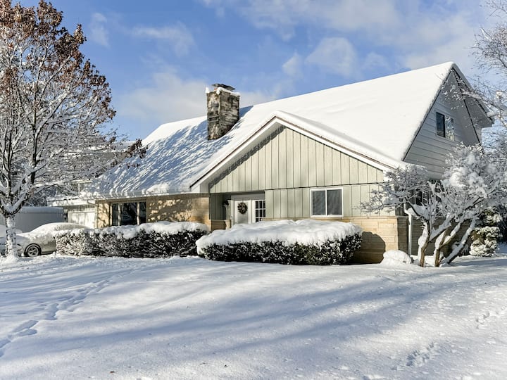 Tosa Boho Inn - New Remodel + Long Stay Discount! - Brookfield, WI