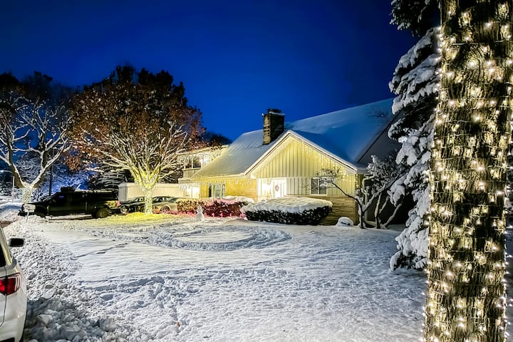 Tosa Boho Inn - New Remodel + Long Stay Discount! - Brookfield, WI