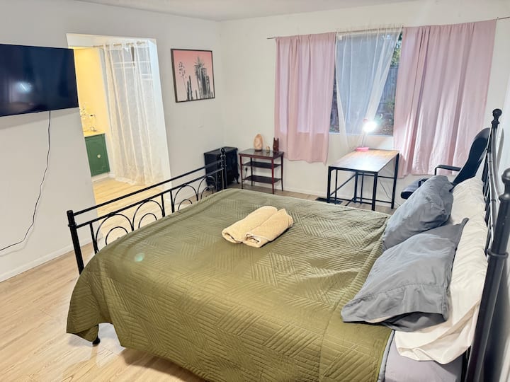 Private Room: Queen W/bath (12 Min. Airport) - Burien, WA