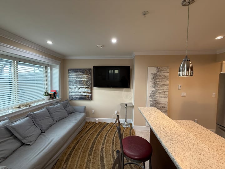 Cozy 2 Bdrm Suite In The Heart Of Renfrew Heights - Vancouver