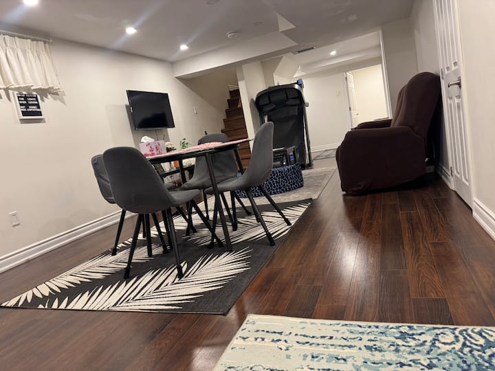 Renovated 2 Bed Lower Level Apt- Free Parking - Toronto