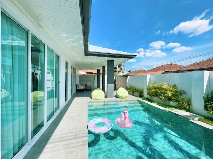 私享4卧4卫泳池别墅/占地380平/度假风庭院水循环泳池/靠近海滩/位置优越小区物业免费停车/可烧烤 - Pattaya