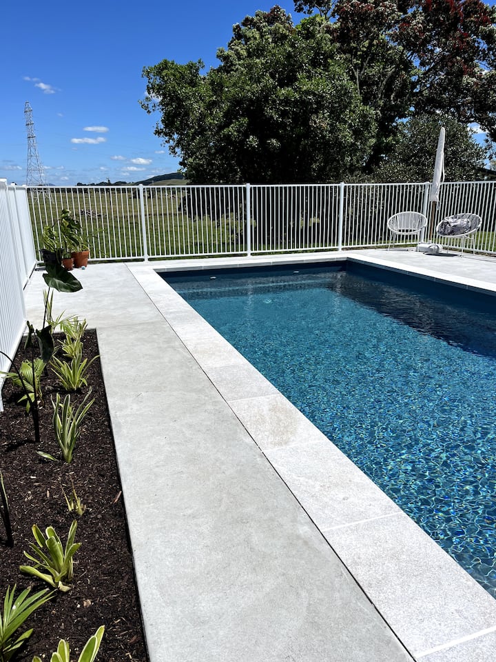 3-bedroom Beachside Escape With Pool - Ruakākā