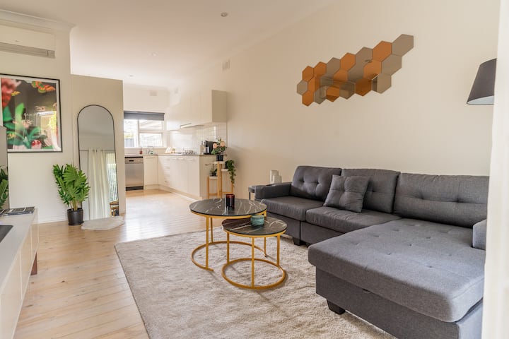 Modern Beachside Stay In Glenelg–2 Br+free Parking - Glenelg