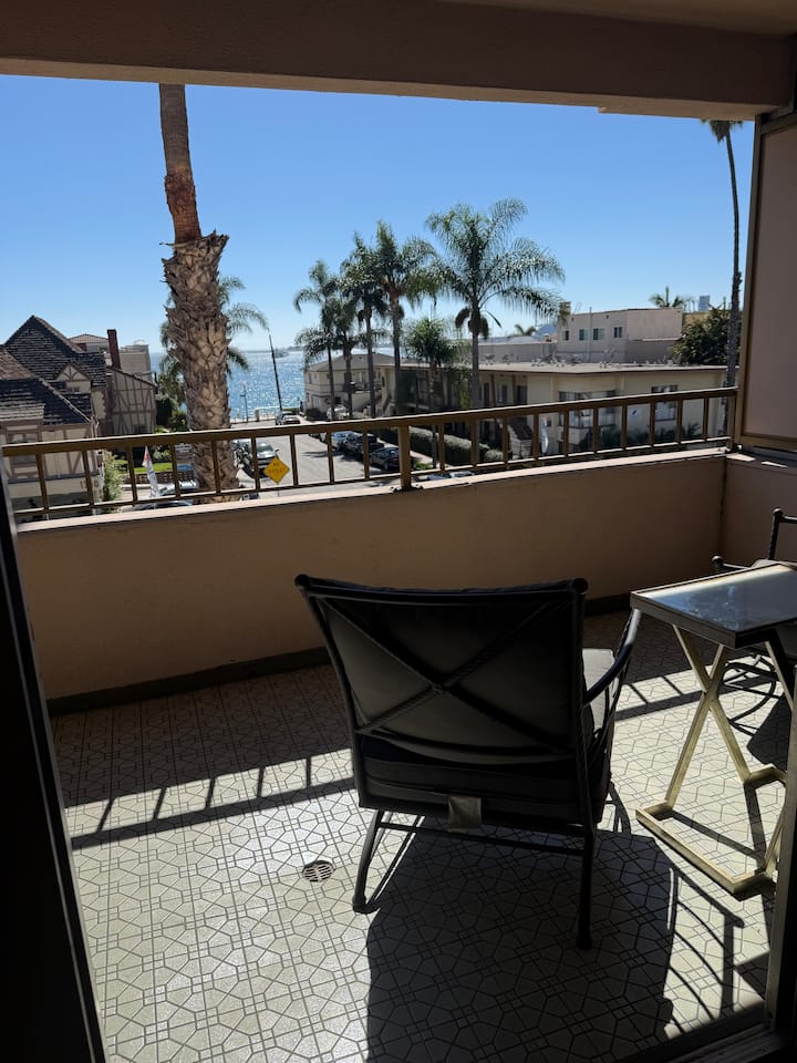 Feel The Ocean Breeze In This Gorgeous Beach Condo - Long Beach, CA