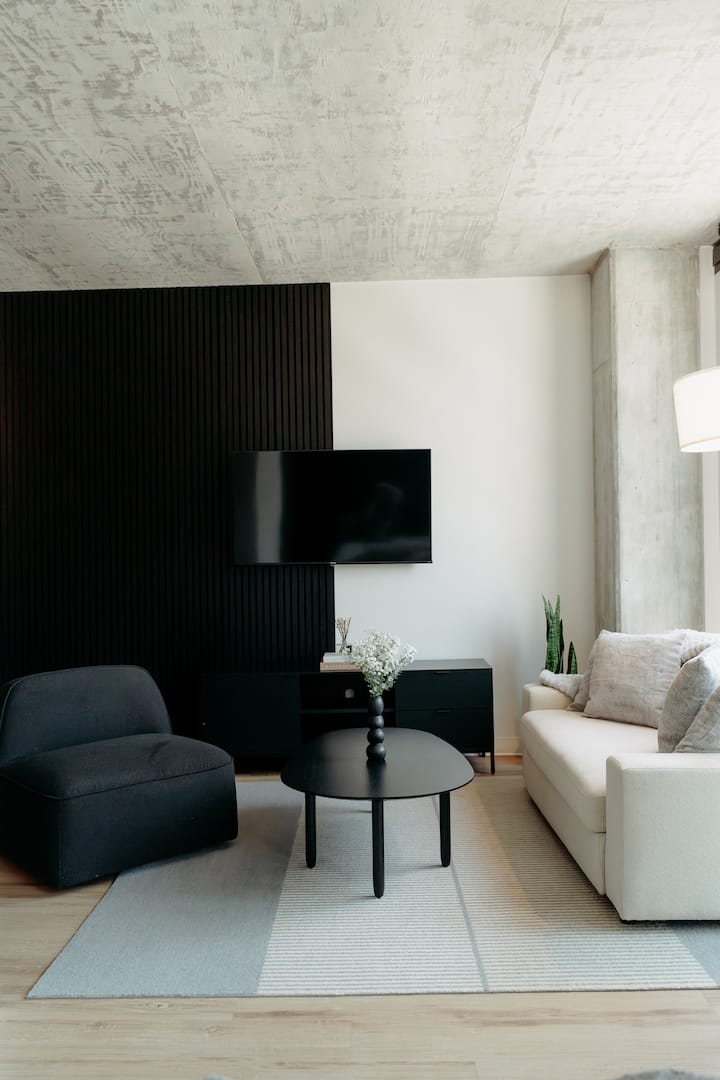 Upscale High-rise Apt · Rooftop Pool + Views - Groveland Park - Chicago