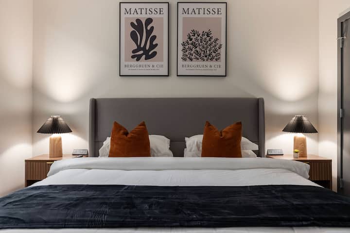 Downtown 2br/2ba | Walk To Stadiums | Free Parking - Cleveland, OH