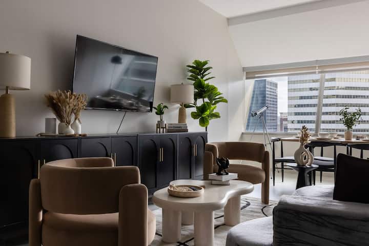 Downtown 2br&2ba | Walk To Stadiums | Free Parking - Cleveland, OH
