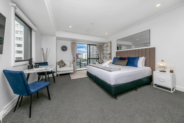Stylish Sky Tower Pad - Rooftop Pool - Auckland