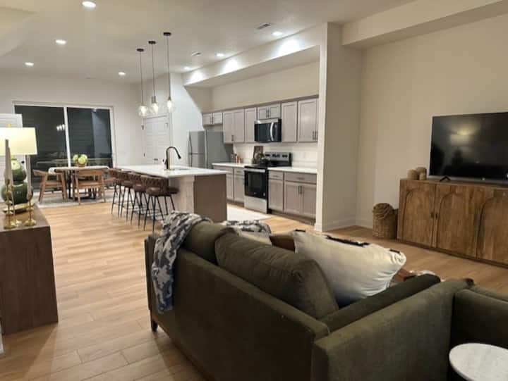 Modern Home In The Heart Of Ankeny 2 Car Garage - Ankeny, IA