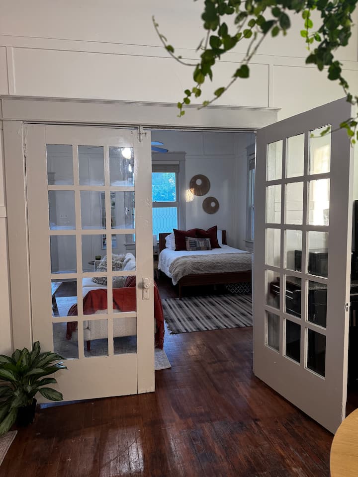 Cozy Bishop Arts Retreat. Large Patio. Walkable. - Highland Hills - Dallas