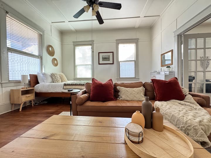 Cozy Bishop Arts Retreat. Large Patio. Walkable. - Highland Hills - Dallas