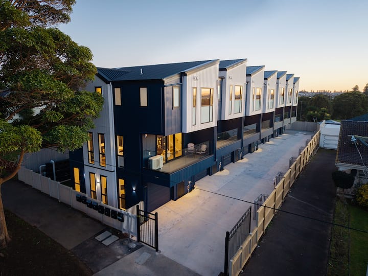 Brand New Designer Home With Water Views #2 - オークランド