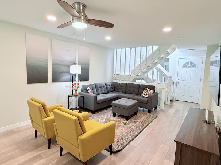 Stylish 3br/3 Ba Townhome | Pool, Hot Tub, Tennis - Aurora