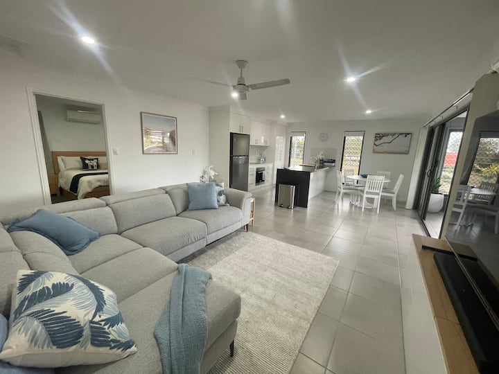 Luxury Modern Coastal Retreat Just For You - Gladstone Central