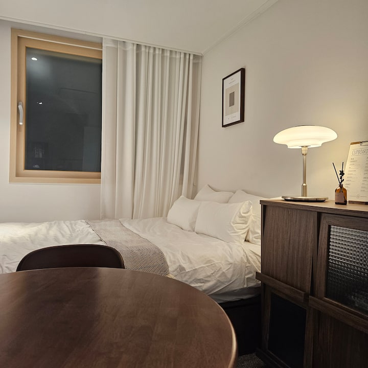 [신규오픈] 연남/홍대/신촌/공항철도 도보거리 3bed/짐보관/주차/테라스/고급인테리어 - Seoul