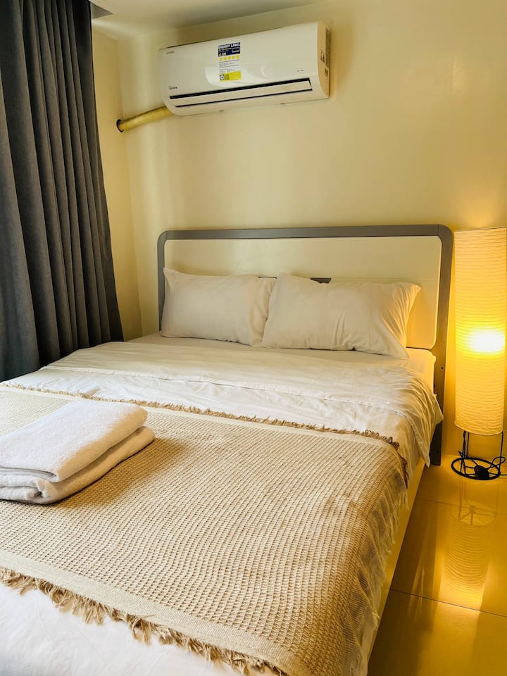 Walk To Ayala Parqal & Cod | G10 Condo Gym Access - Parañaque