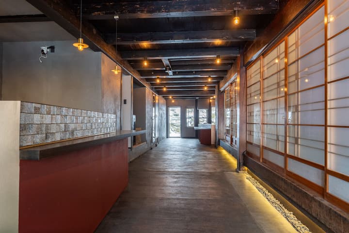 【一棟貸切】かぐらスキー場徒歩5分/源泉付きの三国街道の由緒正しき古民家 - Yuzawa