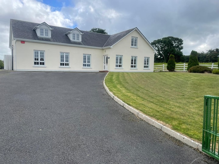 Spacious Home Near Knock Airport | Sleeps 9 | - Knock