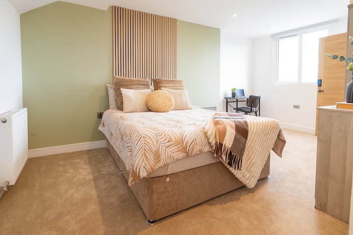 Spacious 6-bed, 6-bath Home With Parking & Garden - Bridgwater