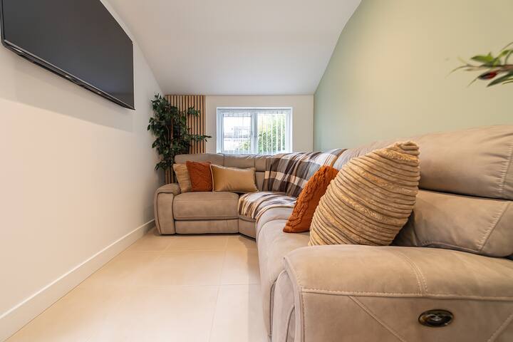 Spacious 6-bed, 6-bath Home With Parking & Garden - Bridgwater
