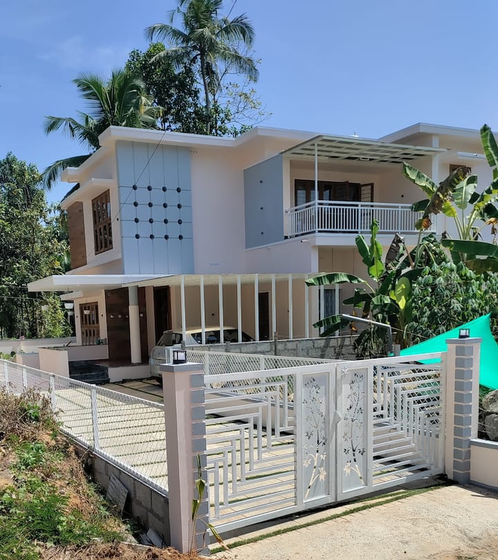 A 4 Bedroom 4 Bath House Near St Alphonsas Church - Pala