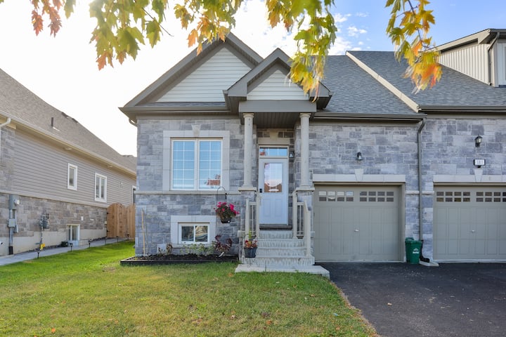Westridge Bungalow · Modern 3br Retreat W 4 Beds - Orillia