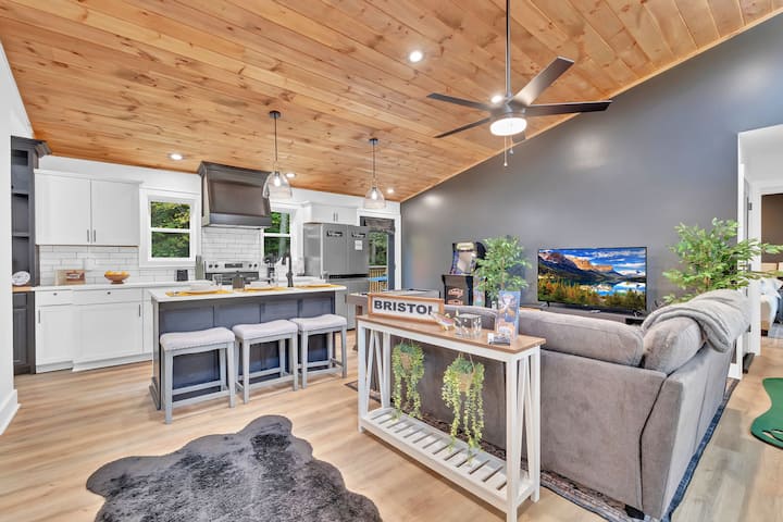 {•Supercalifragilistic•} - Bristol, TN