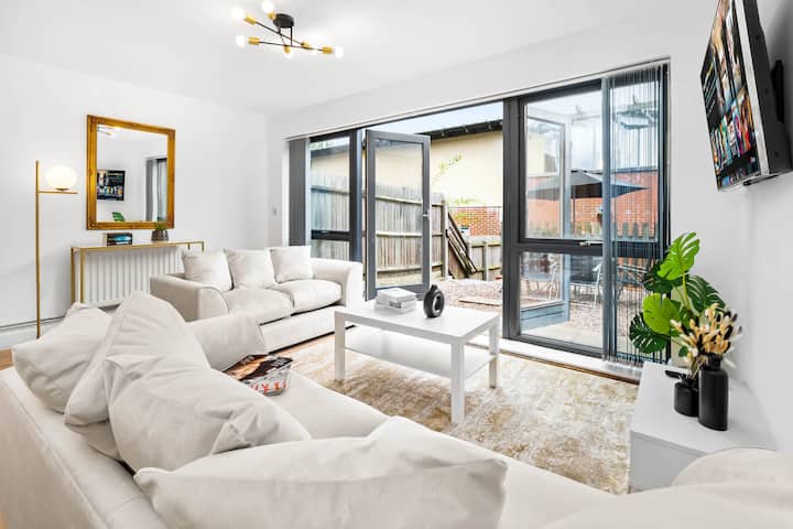 3 Bedroom House * City Centre * Garage * Balcony - Birmingham